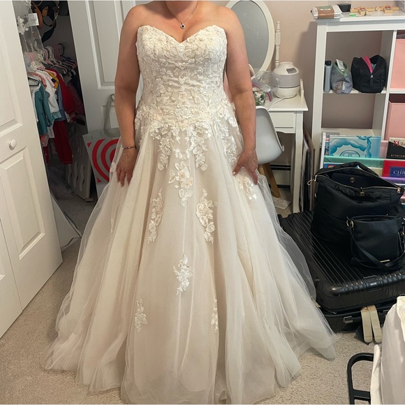 David's Bridal | Dresses | Detailed Beading Gorgeous On Dress Vailcream ...